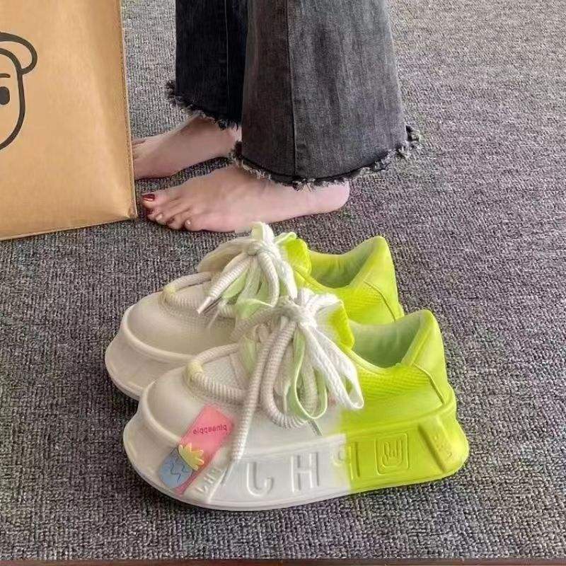 Makapal na solong pampapataas ng puting sapatos Ang mga bagong sneaker ...