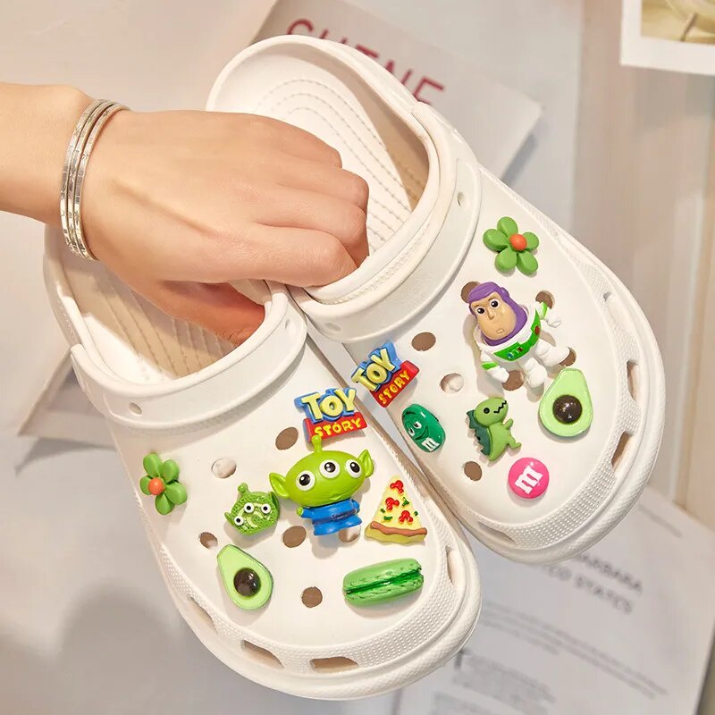 967 Toy Story Series Shoe Buckle Buzz Lightyear Alien Set Clogs ...