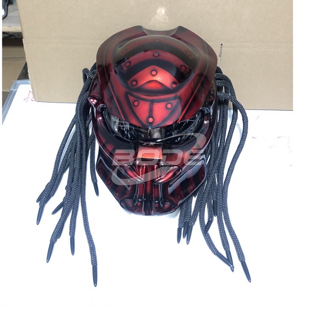 The latest motorcycle full-face Predator helmet with laser effect traje ...