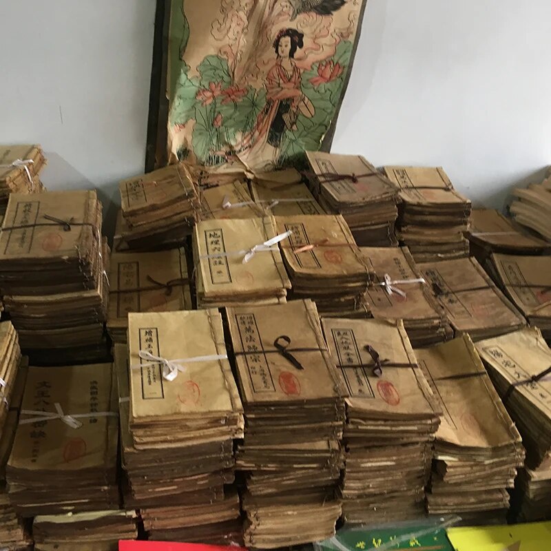 07O Ancient books, old books, antiques collection, leakage picking ...