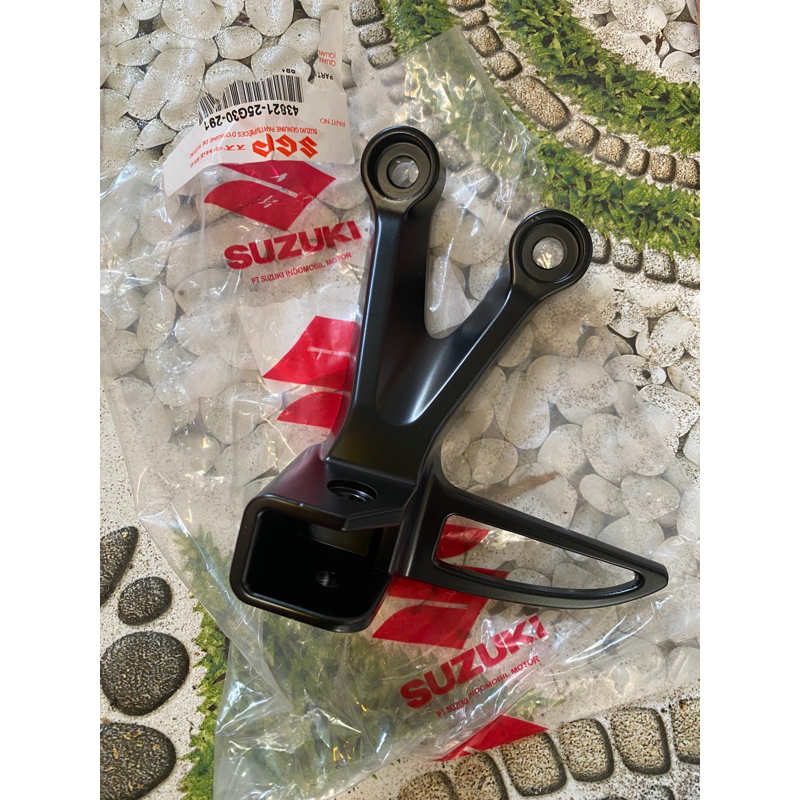 SGP GENUINE PASSENGER FOOTREST for RAIDER 150 Carbtype & fi sold by pc ...