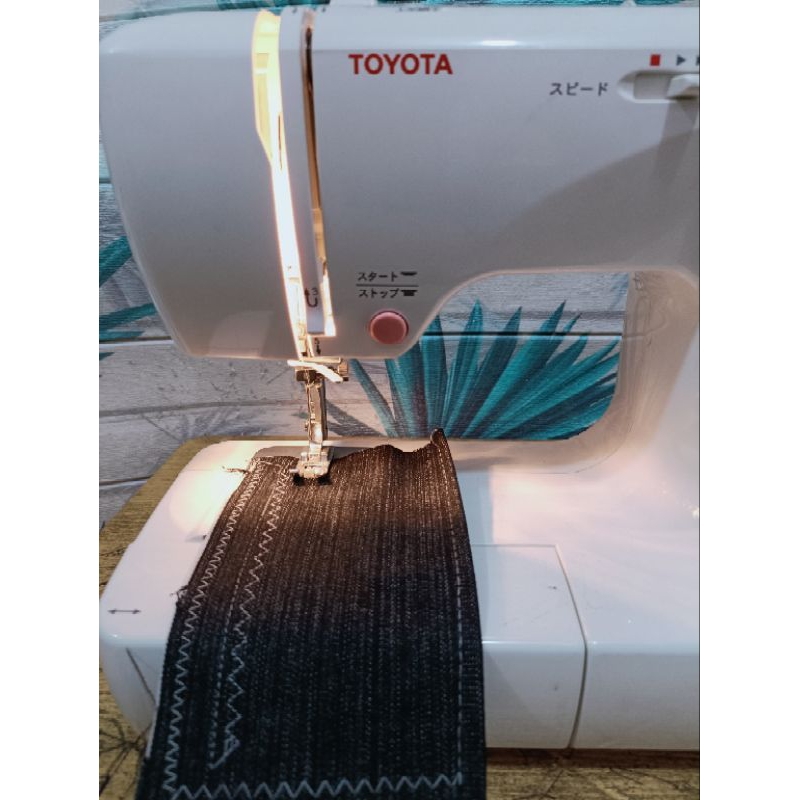Toyota brand heavy duty 13 stitches with multiple zigzag stitch and ...