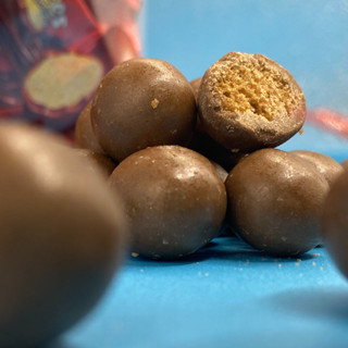 Momom MY LIKES CHOCOLATE MINI, Chocolate coated ball with crisp molt ...