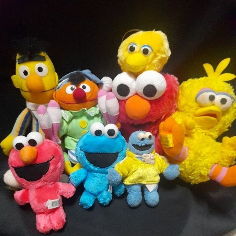 idol collectables sesame streèt Ernie, Elmo, big bird, hello kitty ...