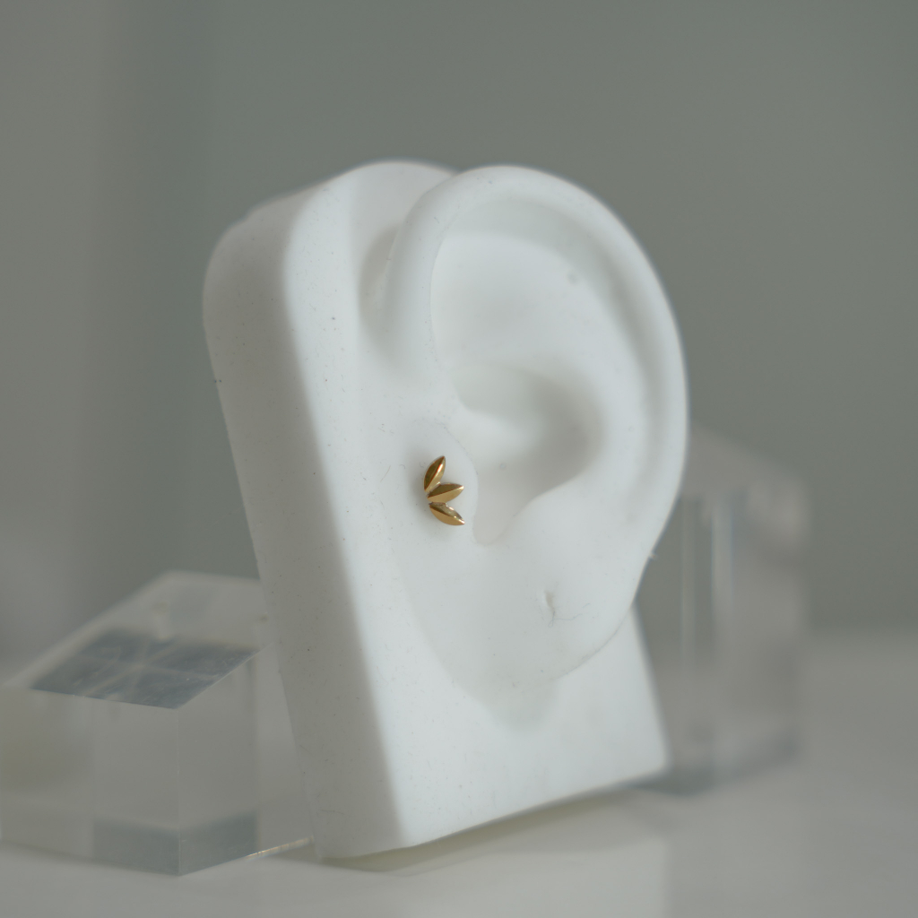 ASTM F136 Titanium Plain Lotus Labret | piercedphl | Shopee Philippines