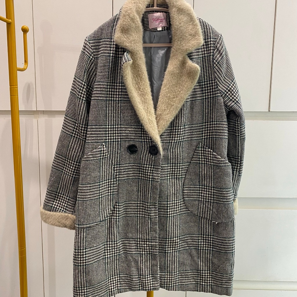 TH043 | THRIFTED CHECKERED PLAID WOOL WINTER COAT WITH FUR ACCENT ...