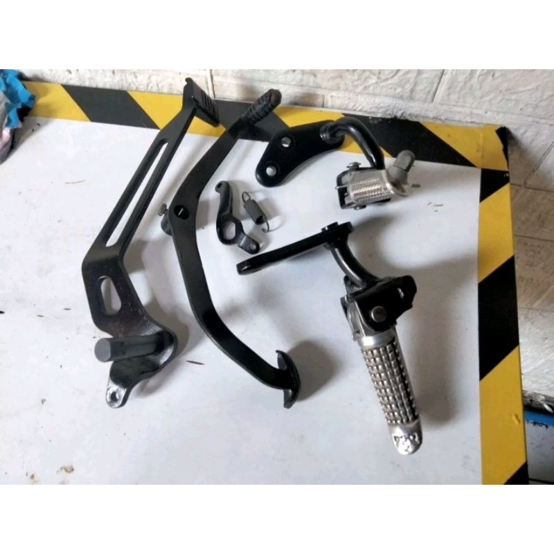 SUZUKI STOCK FOOTREST FOR RAIDER 150 Fi STANDARD ORIGINAL | Shopee ...