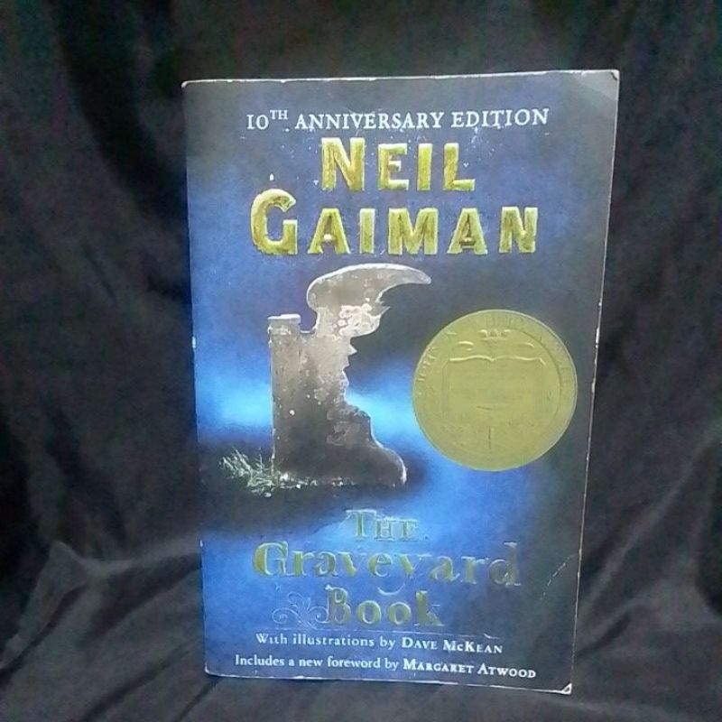 The Graveyard Book: Neil Gaiman | Shopee Philippines