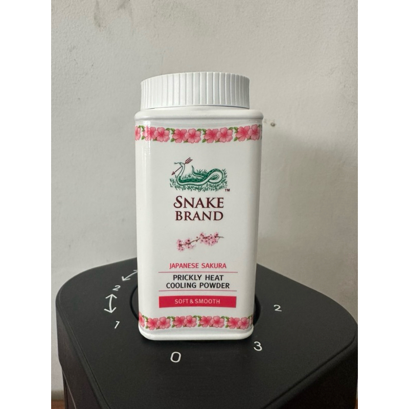 SNAKE BRAND PRICKY HEAT COOLING POWDER (Japanese Sakura) | Shopee ...