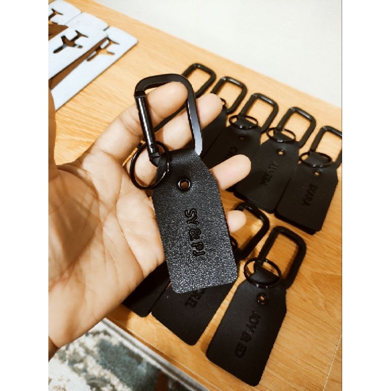 PERSONALIZED KEY HOLDER WITH SQUARE BLACK METAL HOOK ANG FLAT RING ...