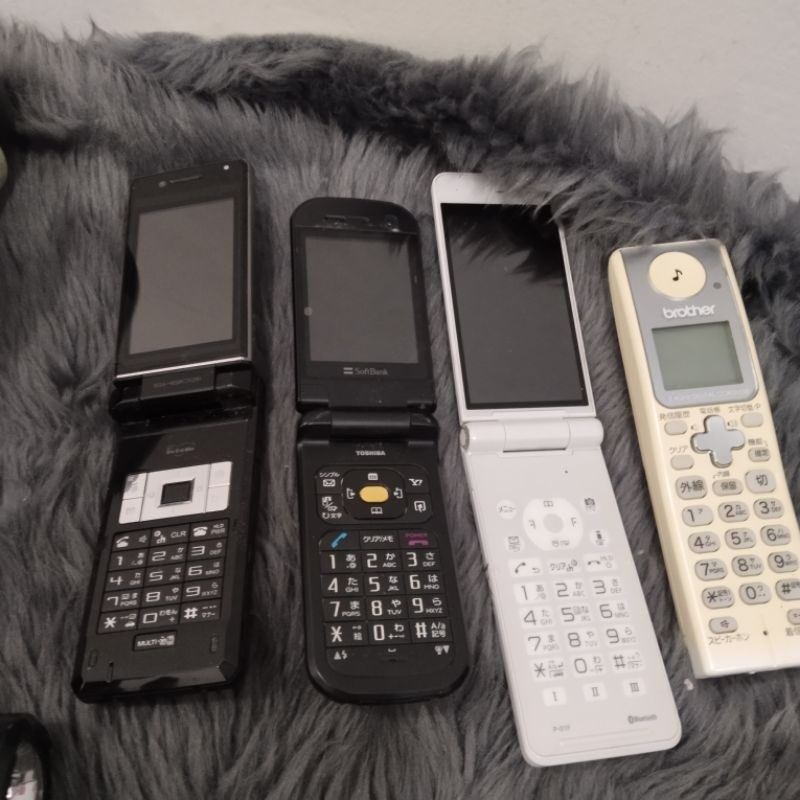 Affordable Flip Phone bundle for only php 500 B /As Is Untested ...