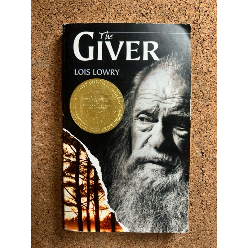 The Giver by Lois Lowry (MMPB) | Shopee Philippines