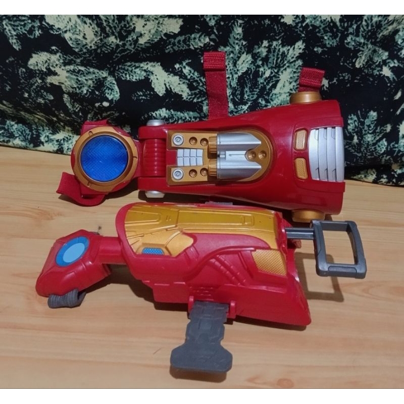 Hasbro Marvel Iron Man 2 Arc Repulsor Wrist Strap Lights & Sounds Toy ...