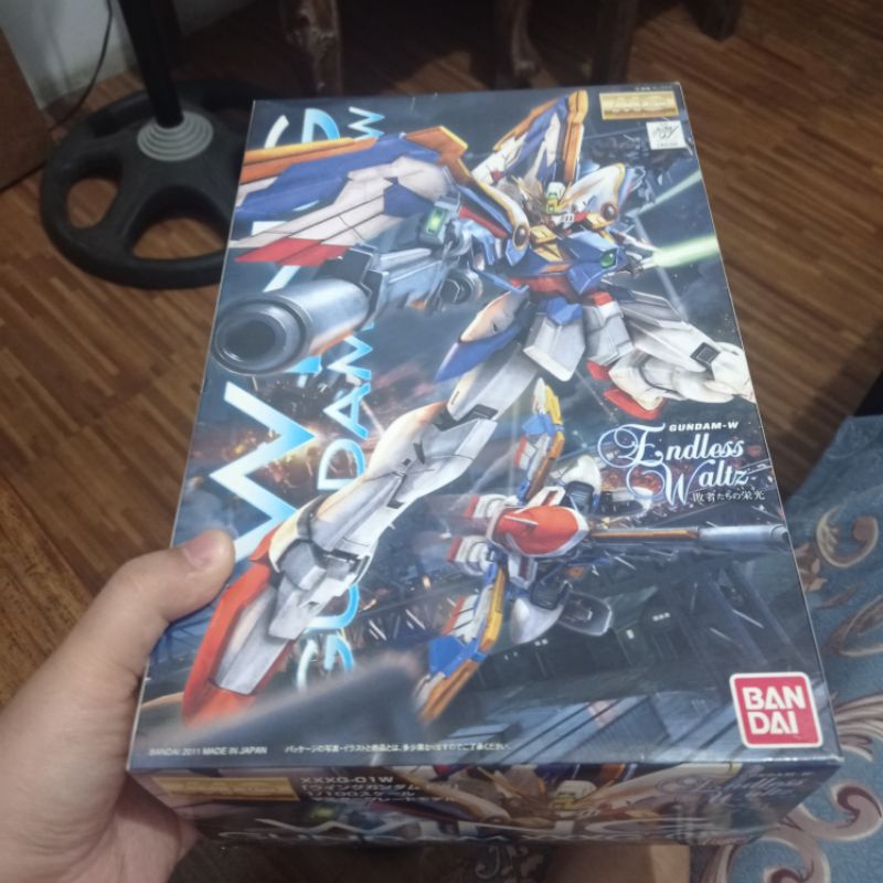 Pre Loved Bandai Master Grade MG 1/100 Wing Gundam mecha robot model ...