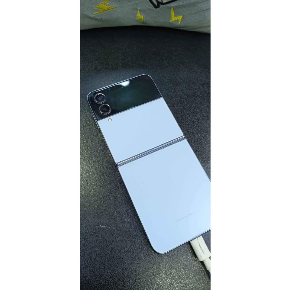 Galaxy Z Flip4 Foldable Dynamic AMOLED Android 12 8GB RAM Snapdragon 8 ...