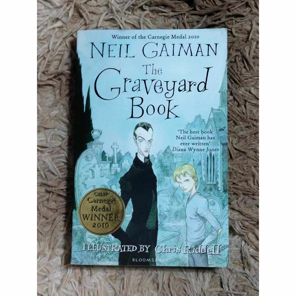 THE GRAVEYARD BOOK by NEIL GAIMAN / Newbery & Carnegie Medals Winner ...