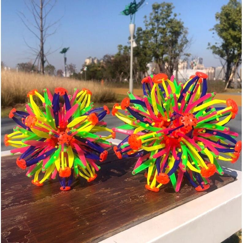 Throwing and throwing colorful magic balls telescopic flower balls ...