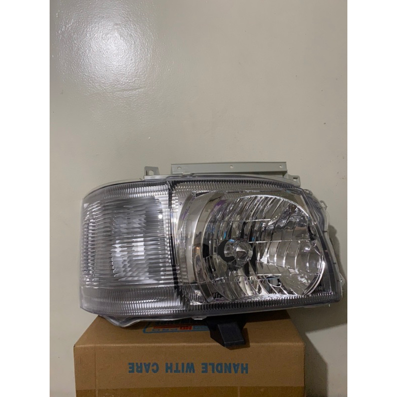 Toyota Hi Ace Commuter / GL Grandia 2006-2013 Headlight Passenger Side ...