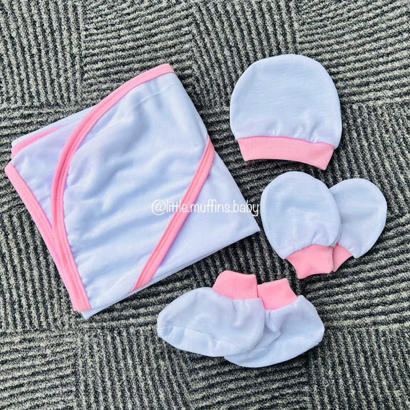 little muffins 6 in 1 Newborn Receiving Set (Blanket, Bonnet, Mittens ...