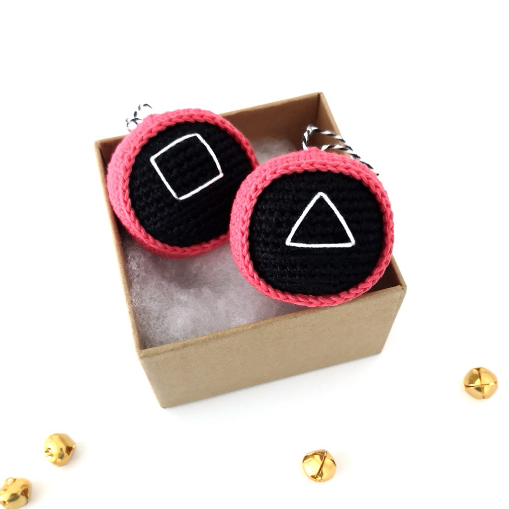 Squid game crochet keychain/ Squid game guard/ Squid game keychain ...