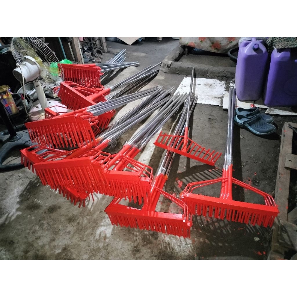 Garden Rake/Kalaykay Steel Handle and 15 teeth | Shopee Philippines