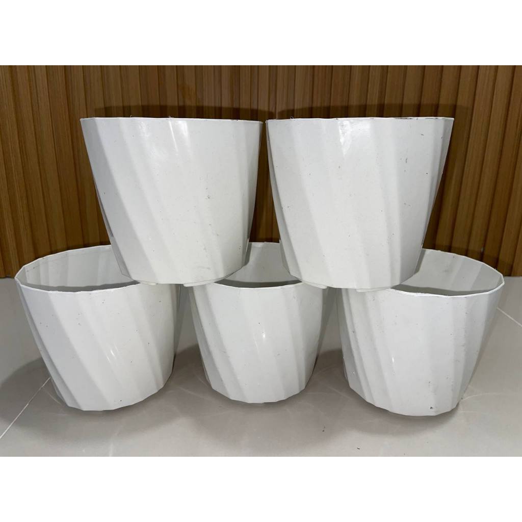 set of 5pcs. LARGE curvy white plant pots 7x6 inches - P40 each paso ...