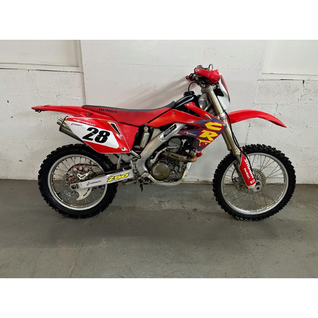 E’MX-1 28kW electric dirt bike conversion kit installed on a 2004 KTM ...