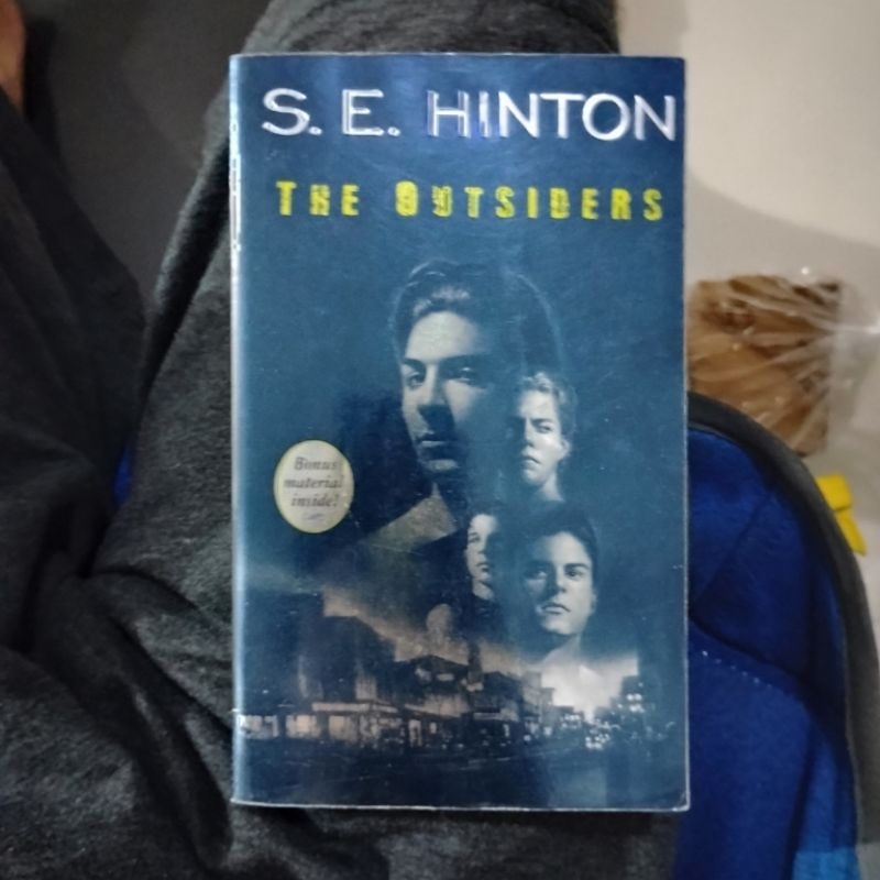 S.E HINTON - THE OUTSIDERS (NEW) | Shopee Philippines