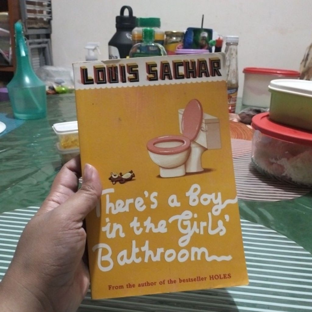 There's a Boy in a Girls' Bathroom by Louis Sachar | Shopee Philippines