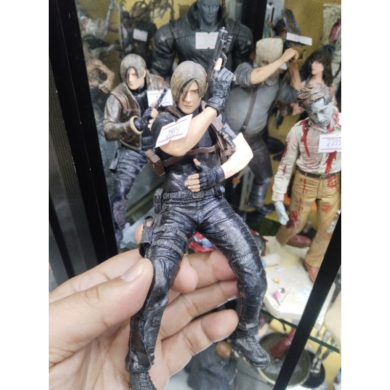 Neca Resident Evil 4 Leon S.Kennedy Figure As is | Shopee Philippines
