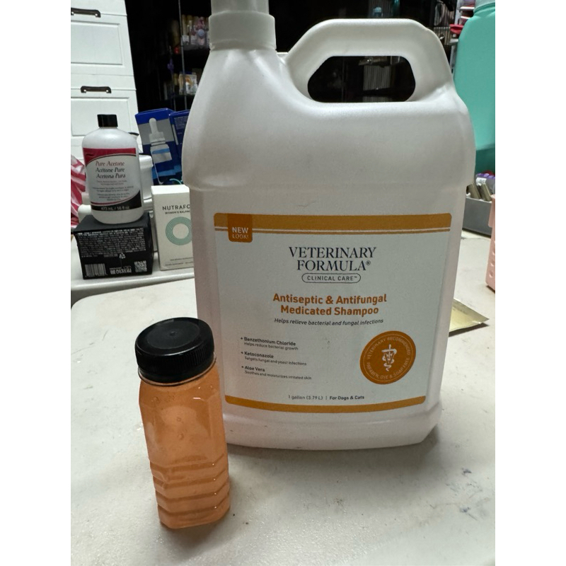 Veterinary Formula Clinical Care Antiseptic and Antifungal Shampoo for ...