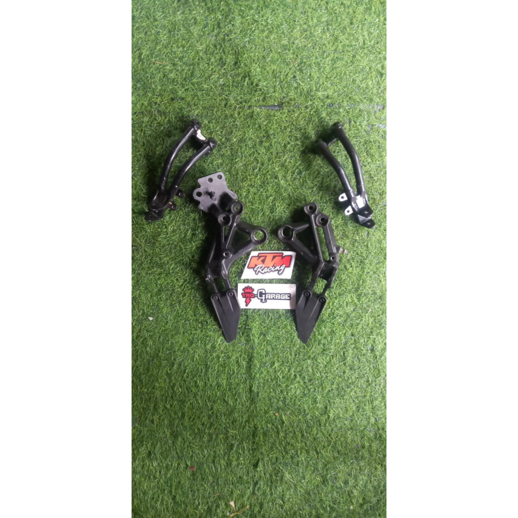 KTM DUKE 200/ 390 V2 PASSENGER AND RIDER FOOT PEG BRACKET | Shopee ...