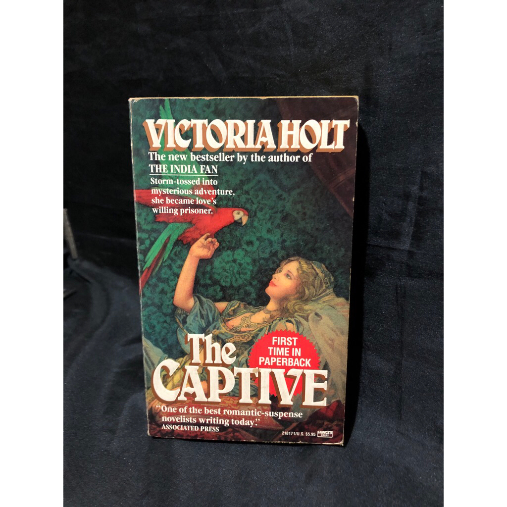 THE CAPTIVE BY VICTORIA HOLT | Shopee Philippines