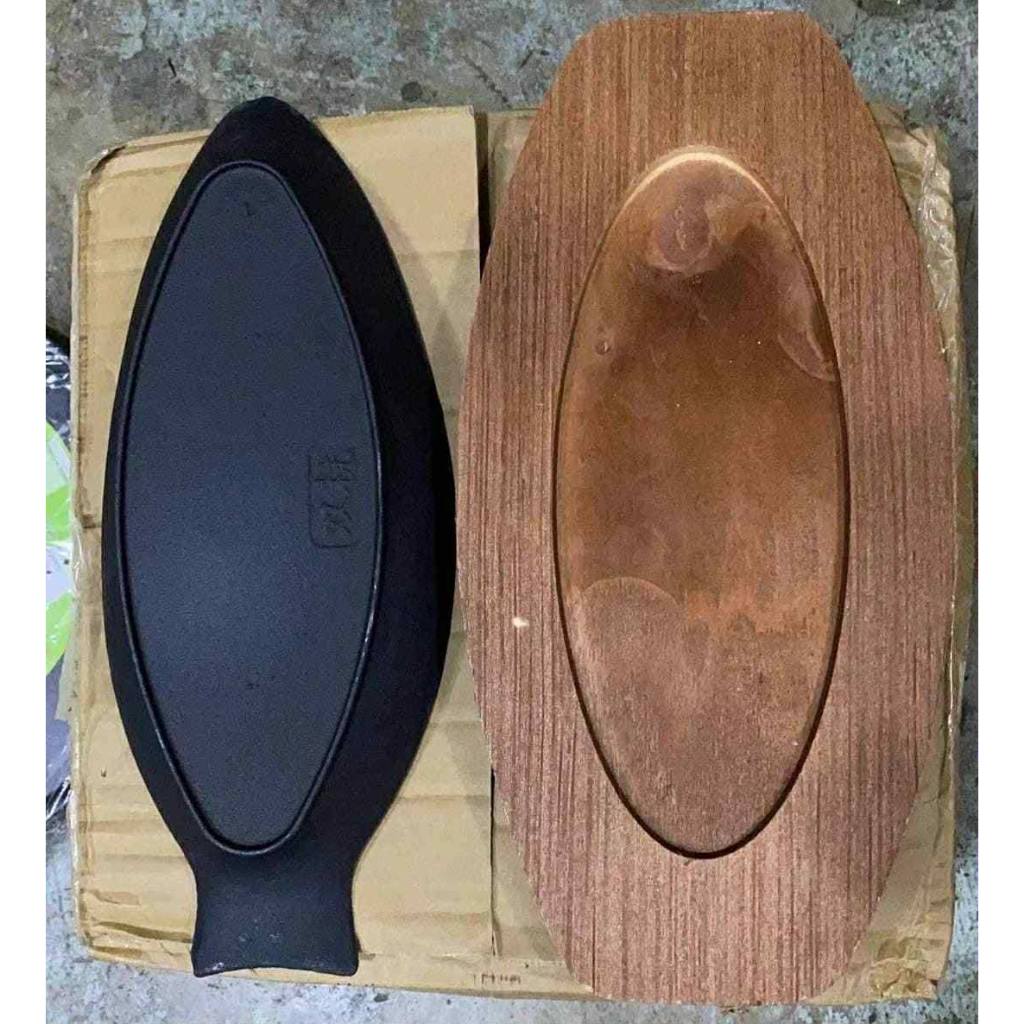 Monina Mdsg Fish-Shaped Cast Iron Sizzle Platter with a Wooden Serving ...