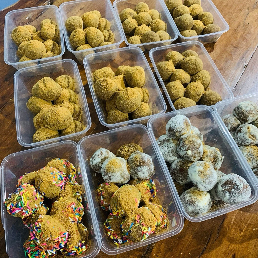 Graham balls In A Tub With Toppings And Mallows Inside Homemade ...