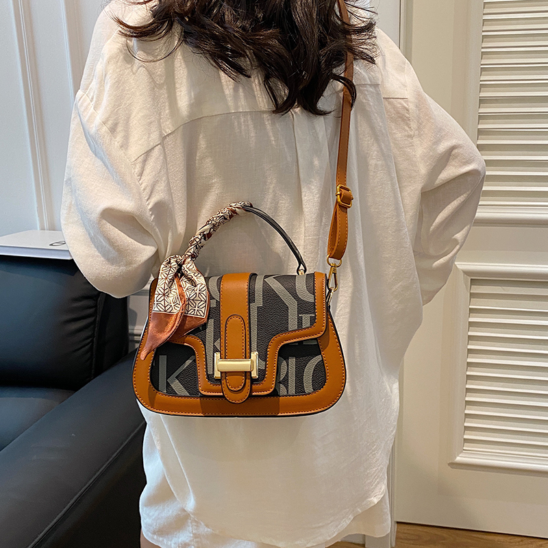 A niche new French style shoulder bag with a diagonal cross and ...