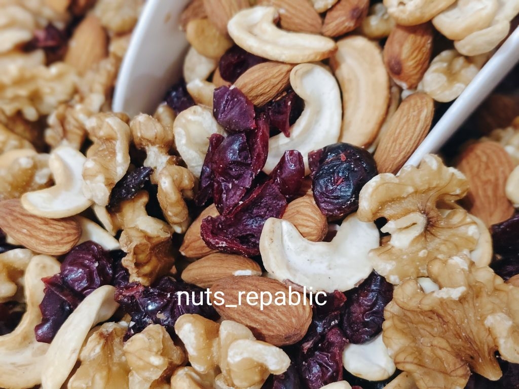 Premium Roasted Trail Mix - Dried Cranberries, Walnuts and Roasted ...