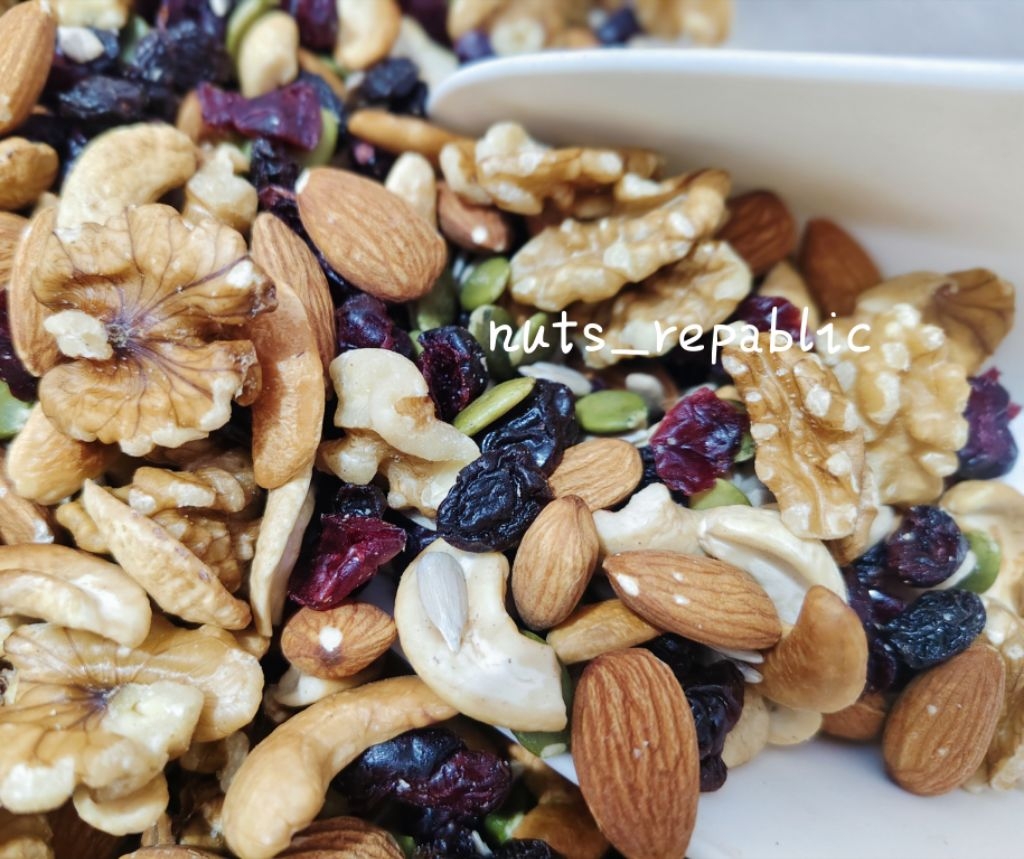 Premium Raw Trail Mix – Walnuts, Almonds, Cashews, Cranberries, Raisins ...