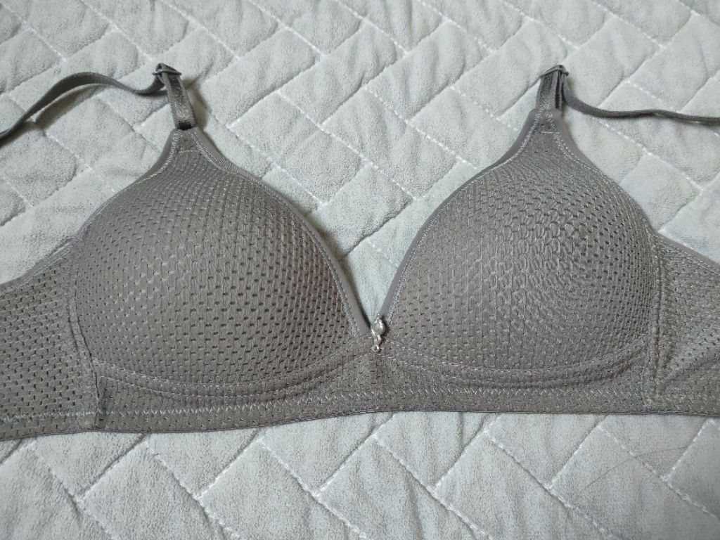 Soft cap Triumph thin pad bra no wire onhand sizes 32,34,36,38capA and ...