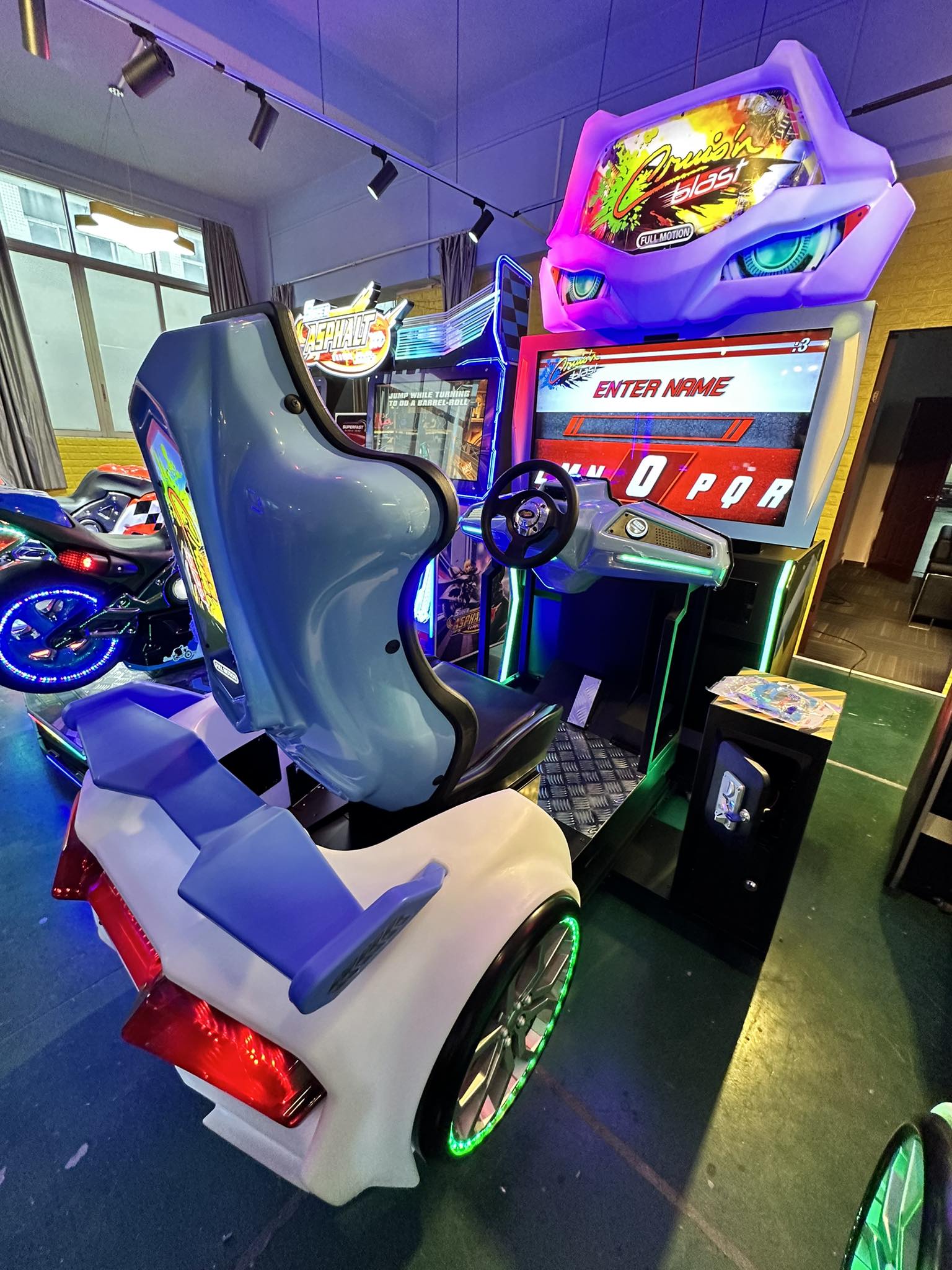 INDOOR ARCADE CAR SIMULATOR RACING GAME MACHINE 3D DYNAMIC CAR CRUIS'N ...