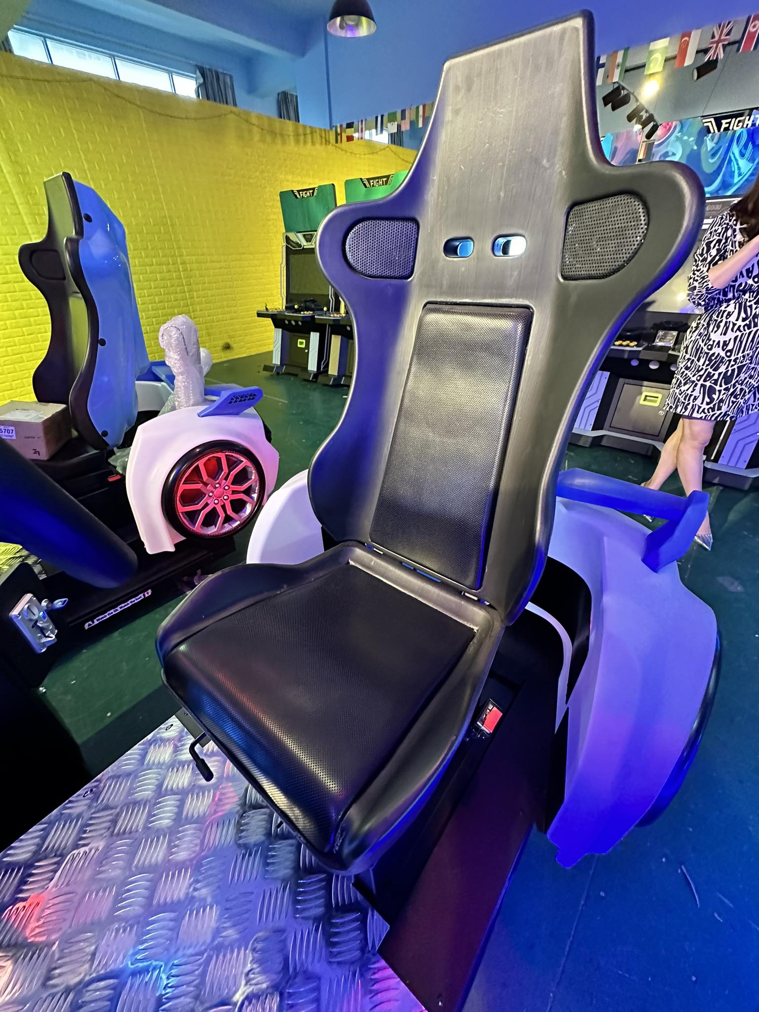 Indoor Arcade Car Racing Game Machine 3D Dynamic Car Cruis'n Blast ...