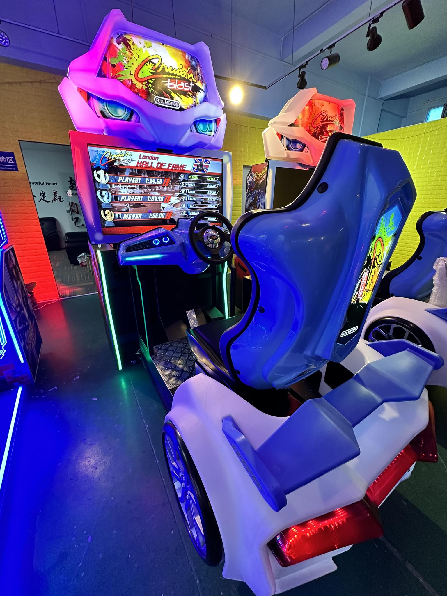 INDOOR ARCADE CAR SIMULATOR RACING GAME MACHINE 3D DYNAMIC CAR CRUIS'N ...