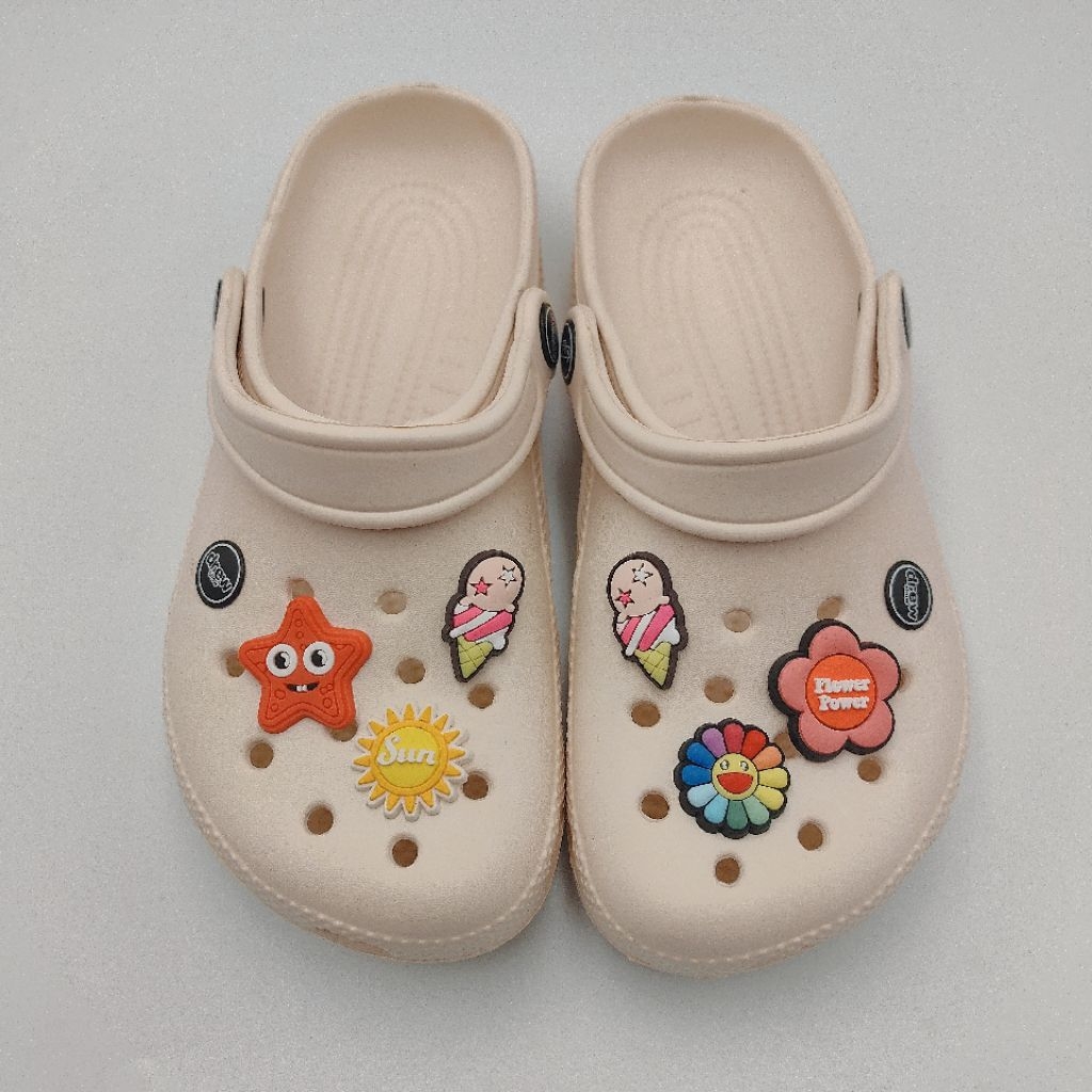 (FREE 4 PCS RANDOM JIBBITZ)Classic clog men and women's fashion hole ...