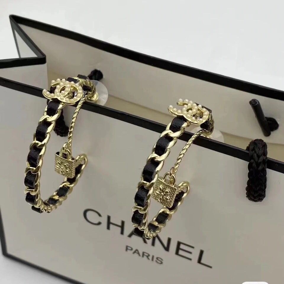CHANEL [Matching Version] Retro Debutante Style Leather Perforating ...