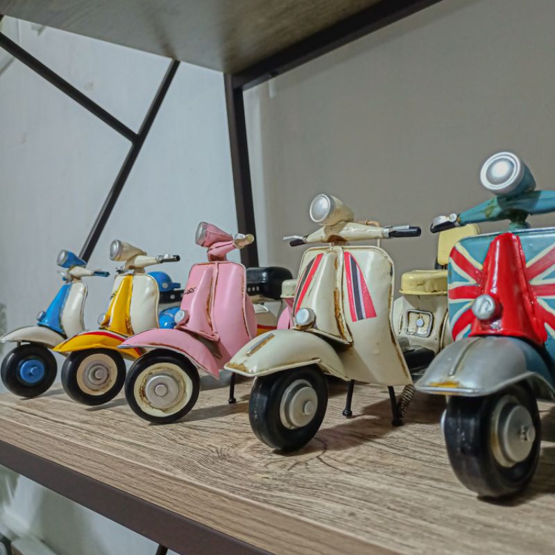 Decors and Beyond Scooter Model Alloy Rustic Vintage Miniature Display ...