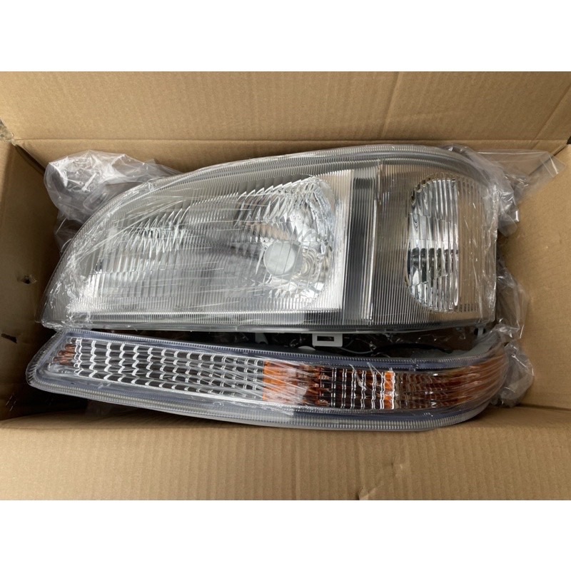Toyota Hiace 1997-1999 2x Headlight and 2x Tail Light Set (4 pcs ...