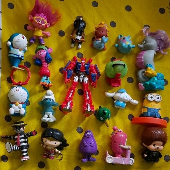 Mcdonalds toys Doraemon characters, minions, mc donalds mascot, happy ...