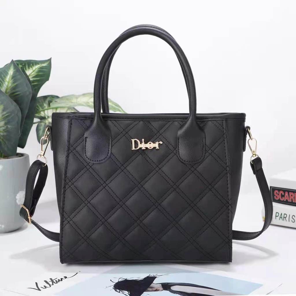 A FASHIONABLE CLASIC SATCHEL SHOULDER/SLING/HANDY BAG FOR LADIES GOOD ...