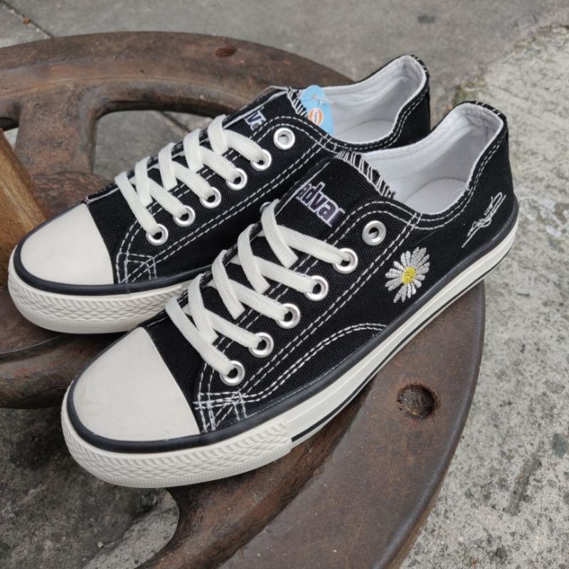 Advan Daisy Flower Embroidered Low Cut Women's Low Top Black and White ...