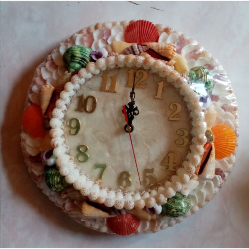 Wallclock with assorted seashells I Wallclock round white shells I ...